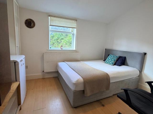 Room at Gordon Road, Greater London