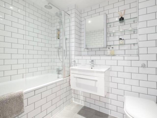 Room at Gower's Walk, Greater London