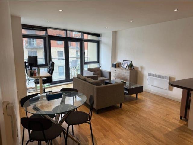Room at Gotts Road, Leeds