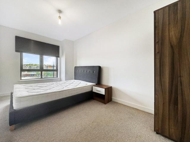 Room at Gotts Road, Leeds