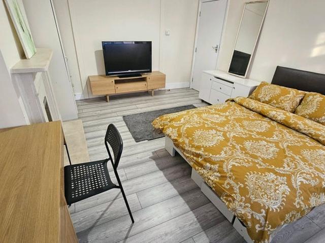 Room at Granville Road, Greater London