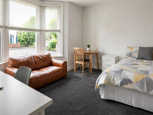 Room at Granville Road, Watford