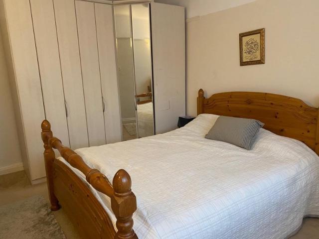 Room at Grand Avenue, Greater London
