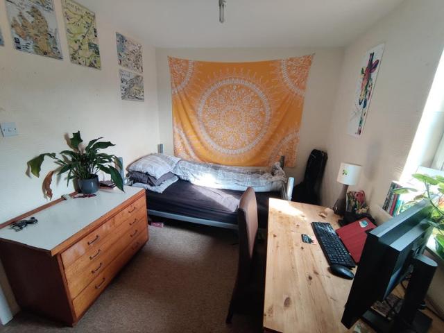 Room at Grandtully Drive, Glasgow