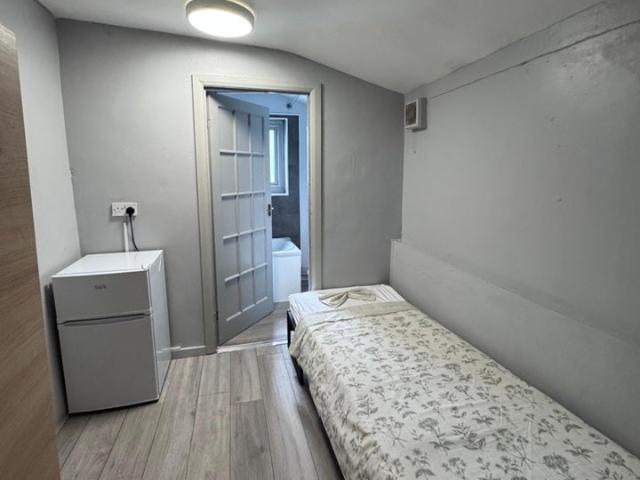 Room at Grange Road, Greater London
