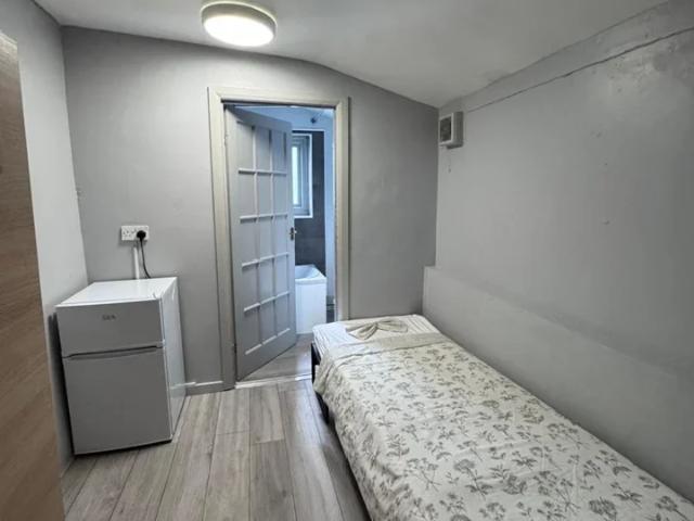 Room at Grange Road, Greater London