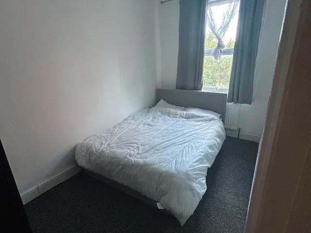 Room at Grange Road, Greater London