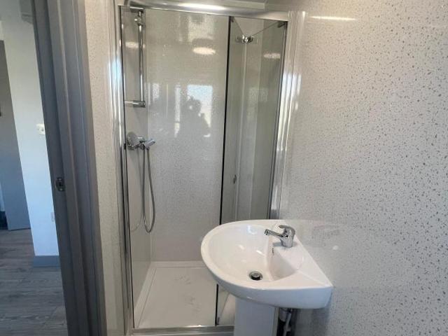 Room at Gray's Road, Slough