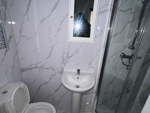 Room at Gray's Road, Slough