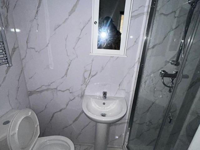 Room at Gray's Road, Slough