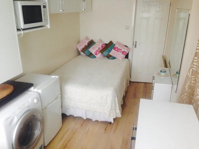 Room at Great West Road, Greater London