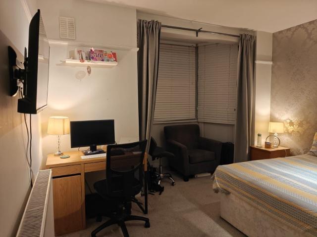 Room at Great West Road, Greater London
