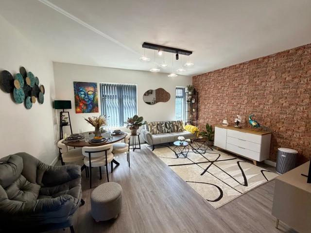 Room at Great West Road, Greater London