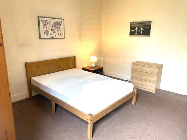 Room at Great Western Road, Glasgow
