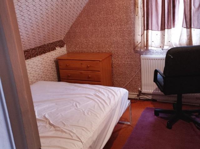 Room at Green Avenue, Greater London