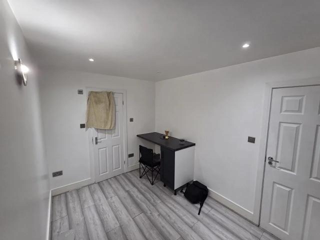 Room at Green Lane, Greater London