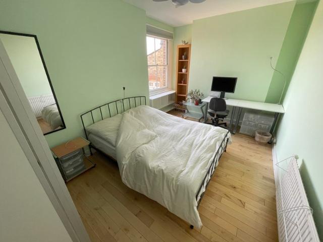 Room at Green Lanes, Greater London