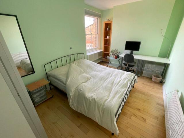 Room at Green Lanes, Greater London
