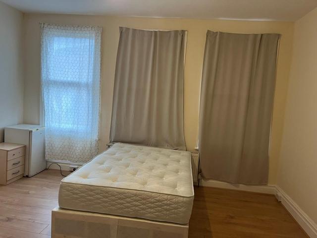Room at Green Lanes, Greater London