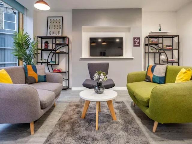 Room at Green Lanes, Greater London