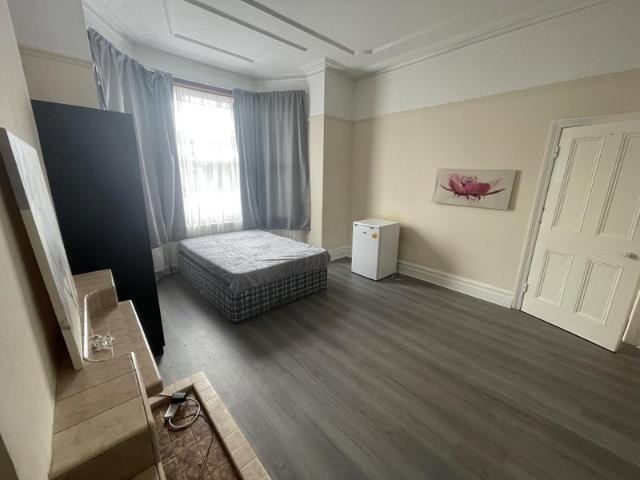Room at Green Lanes, Greater London