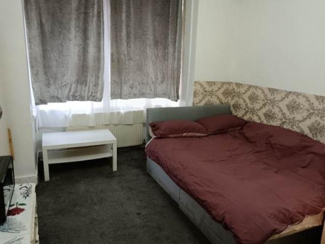 Room at Green Street, Greater London