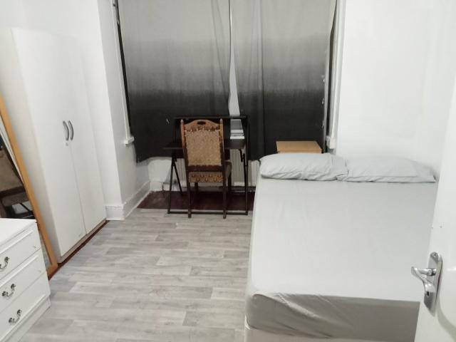 Room at Green Street, Greater London