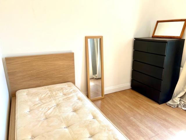 Room at Greenford Avenue, Greater London