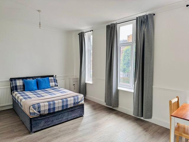 Room at Greenford Road, Greater London