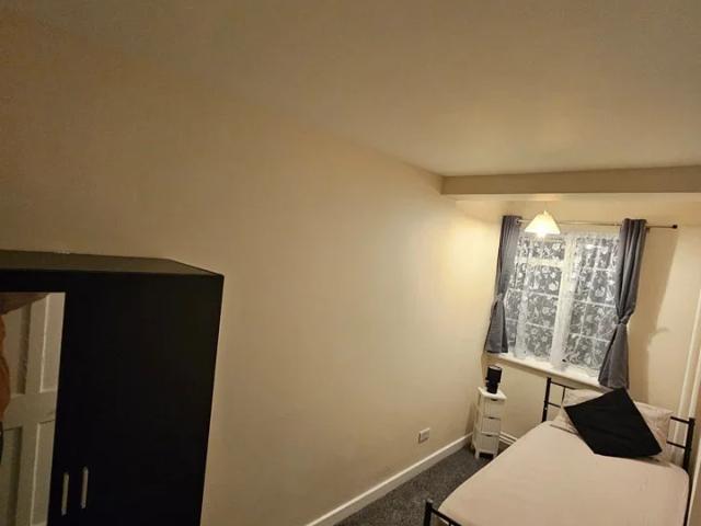Room at Greenhill Way, Greater London