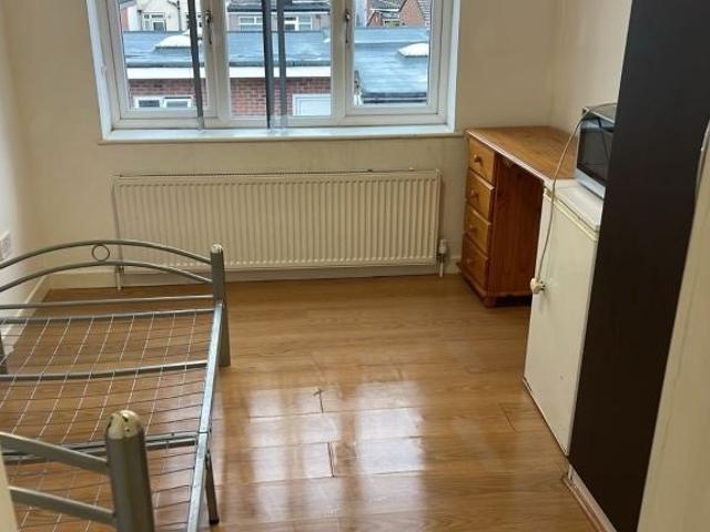 Room at Greenland Crescent, Greater London