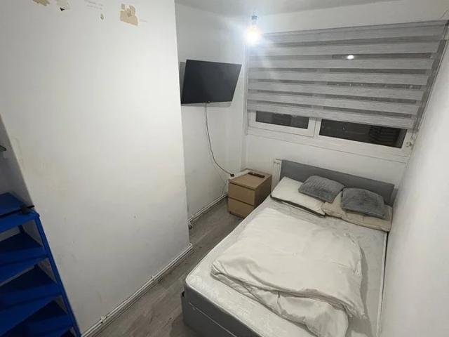 Room at Greenwood Road, Greater London