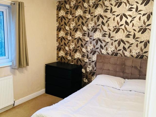 Room at Grisedale Avenue, Guide