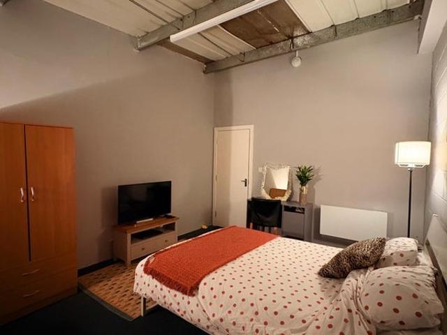 Room at Grosvenor Way, Greater London