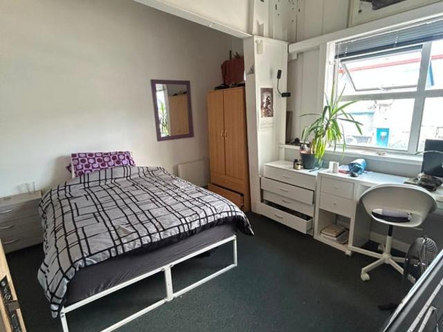 Room at Grosvenor Way, Greater London