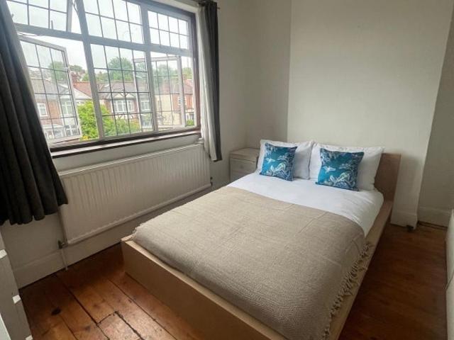 Room at Grove Avenue, Greater London