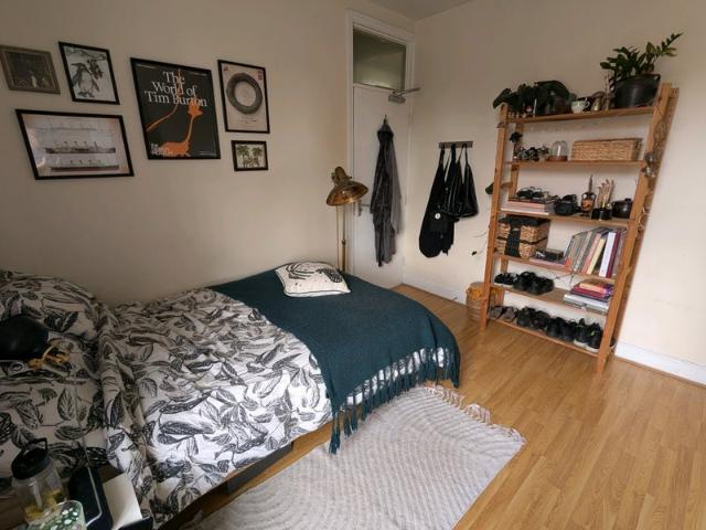 Room at Hunsdon Road, Greater London