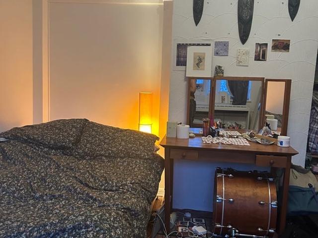 Room at Hunsdon Road, Greater London