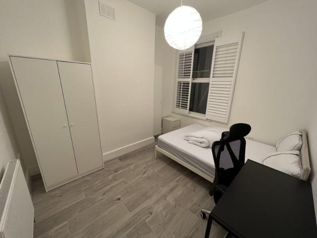 Room at Hunsdon Road, Greater London