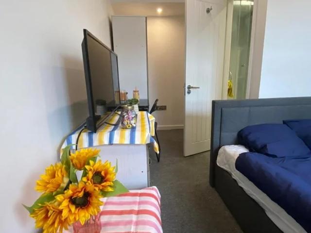 Room at Hunters Grove, Swindon
