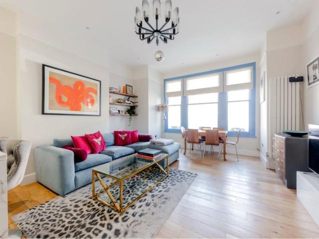 Room at Huron Road, Greater London