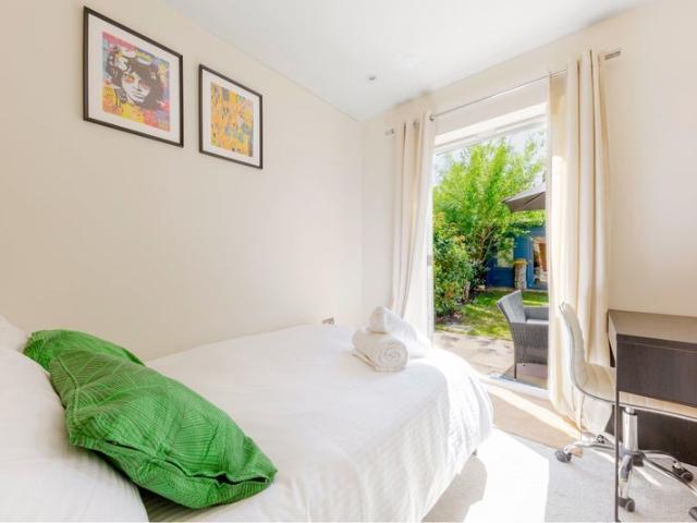 Room at Huron Road, Greater London