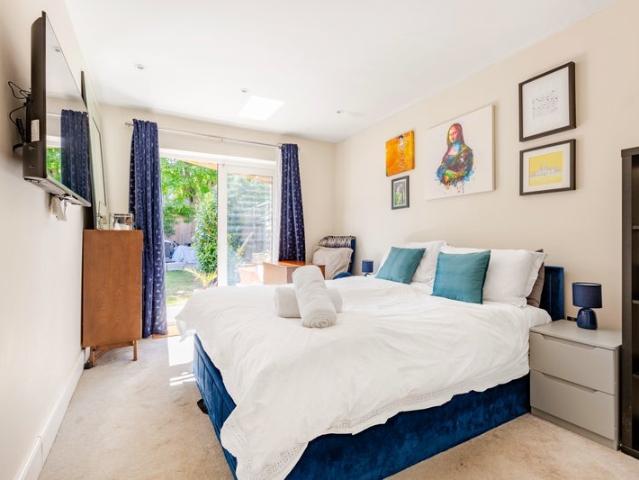 Room at Huron Road, Greater London