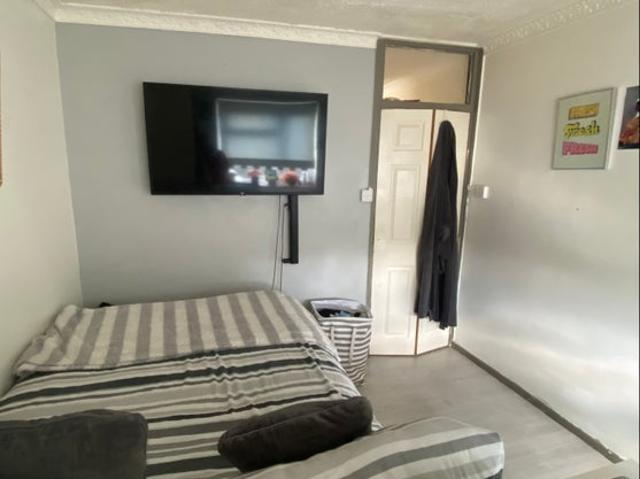 Room at Hydethorpe Road, Greater London