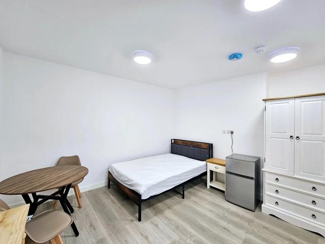 Room at Hythe Street, Dartford