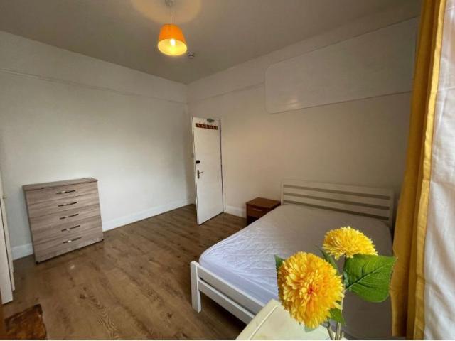 Room at Hainthorpe Road, Greater London
