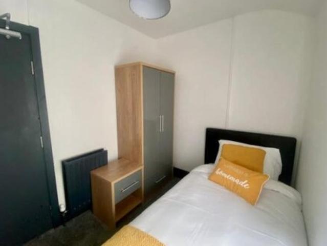 Room at Hainton Avenue, Grimsby