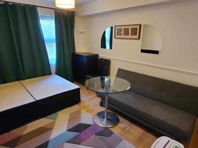 Room at Hainault Road, Greater London
