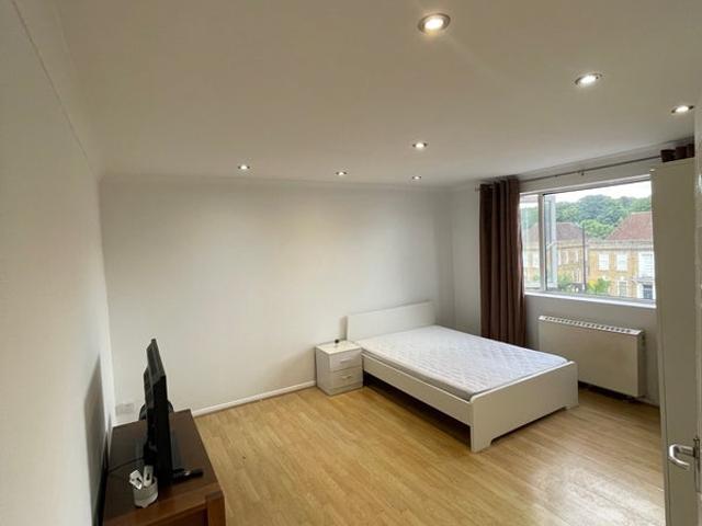 Room at Haling Down Passage, Greater London