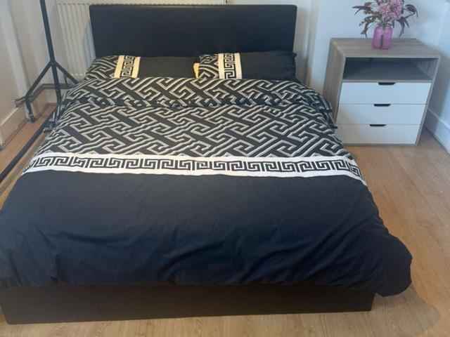 Room at Hall Lane, Greater London